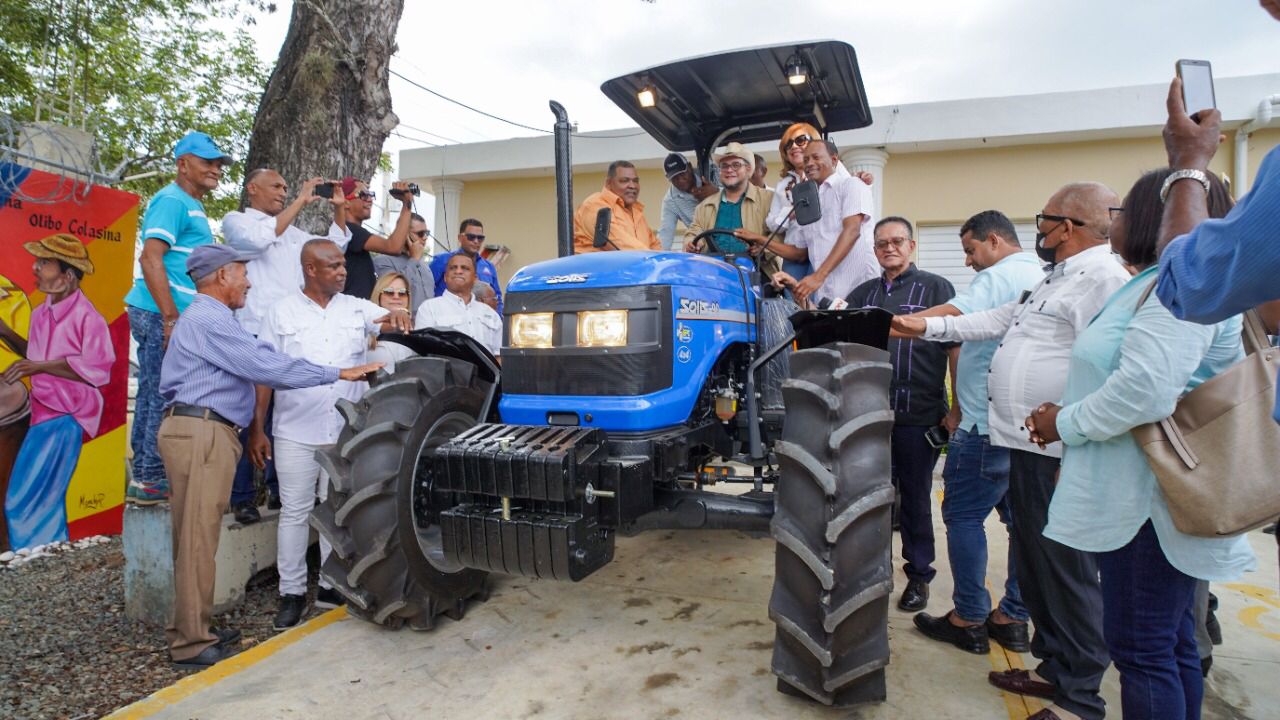 FEDA entrega tractor a productores de tabaco de Mata Palacio en Hato ...
