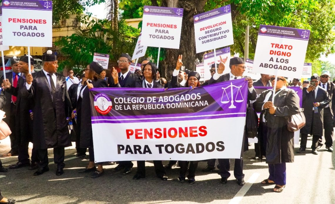 Abogados marchan en demanda de pensiones y seguro de salud establecidos en Ley de Seguridad ...