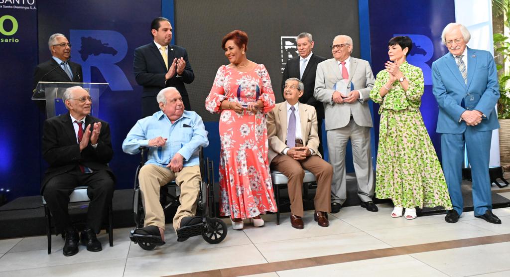 Reaseguradora Santo Domingo entrega reconocimiento a Josefa Castillo y otros aseguradores en su ...
