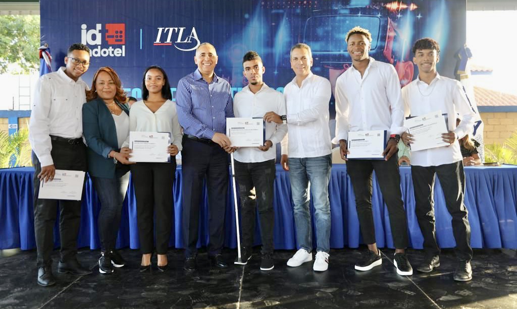 El Indotel y el ITLA gradúan a 465 nuevos técnicos en San Pedro de ...