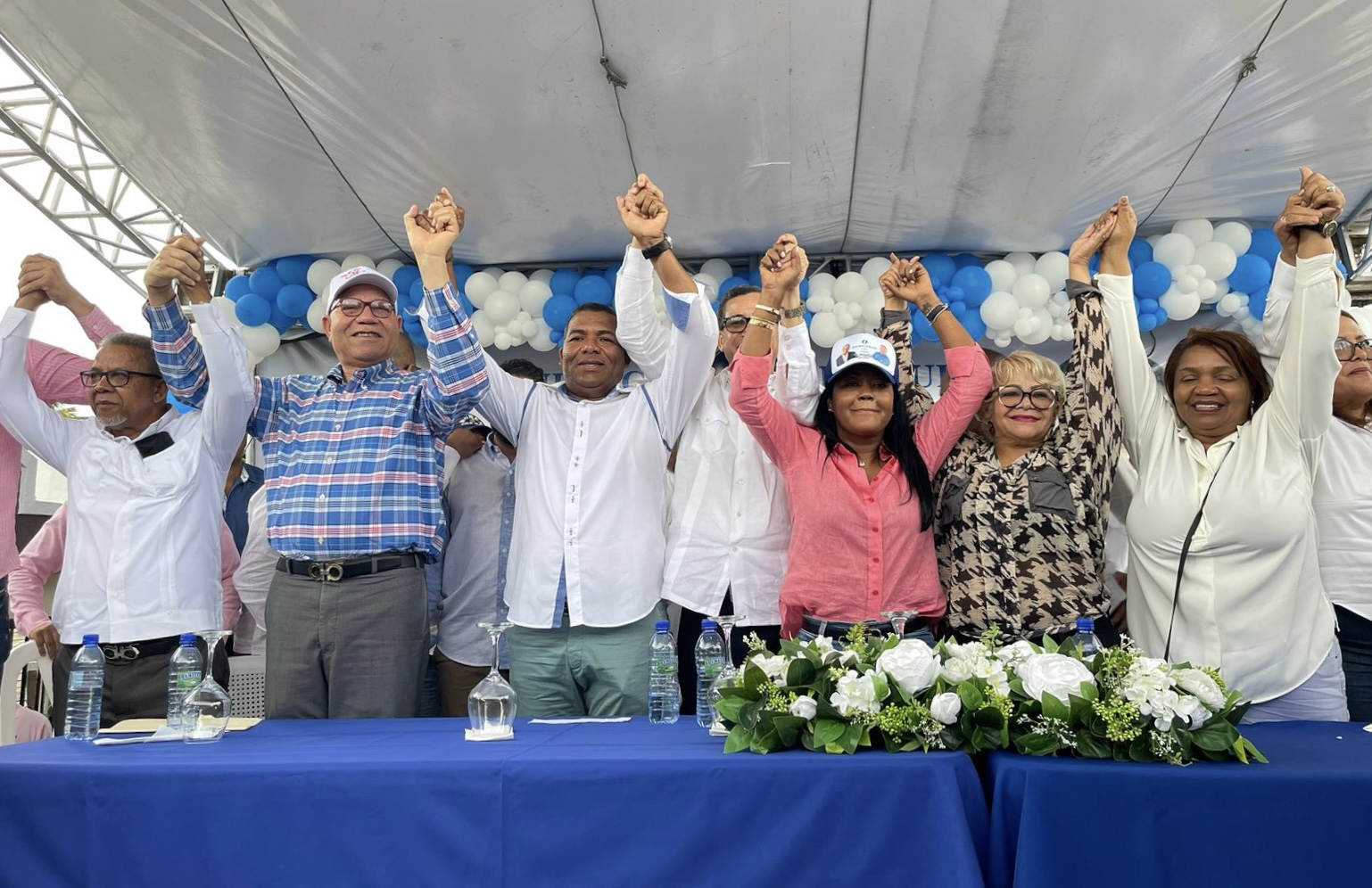 Alcalde de Jínova junto a regidora y decenas de dirigentes del PLD, FP ...