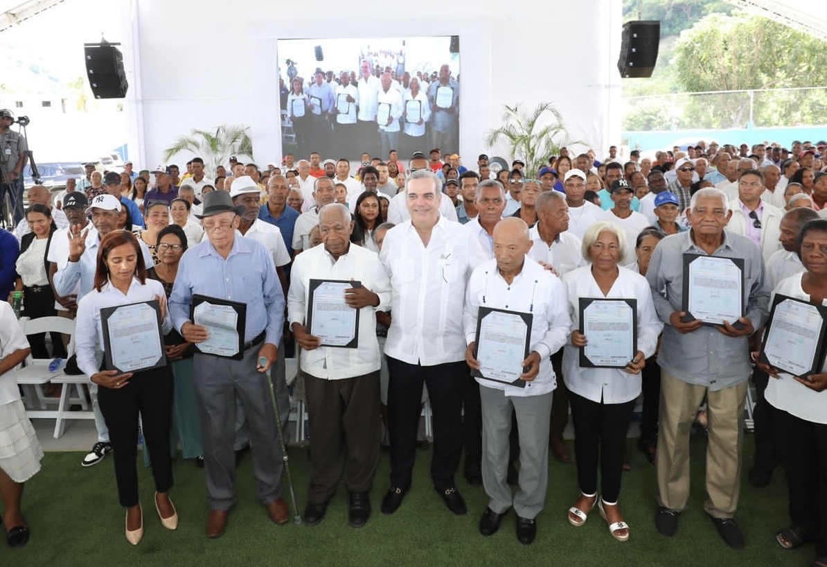 Presidente Abinader entrega más de 800 títulos de propiedad en Guayabal ...