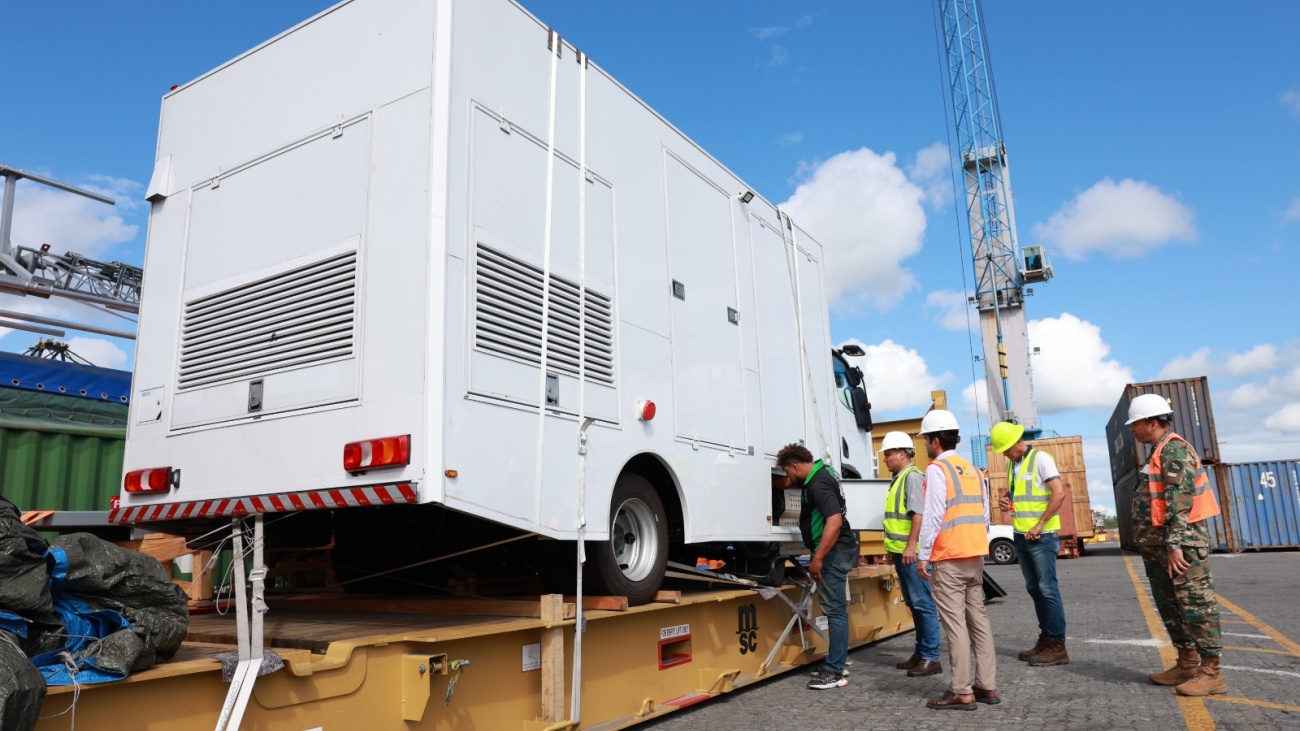 Dirección General de Aduanas recibe donación de un moderno escáner ...
