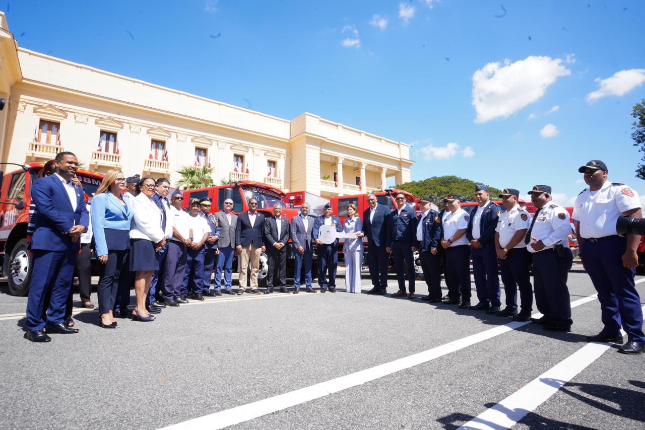 Presidencia entrega once modernos camiones a distintos cuerpos de ...