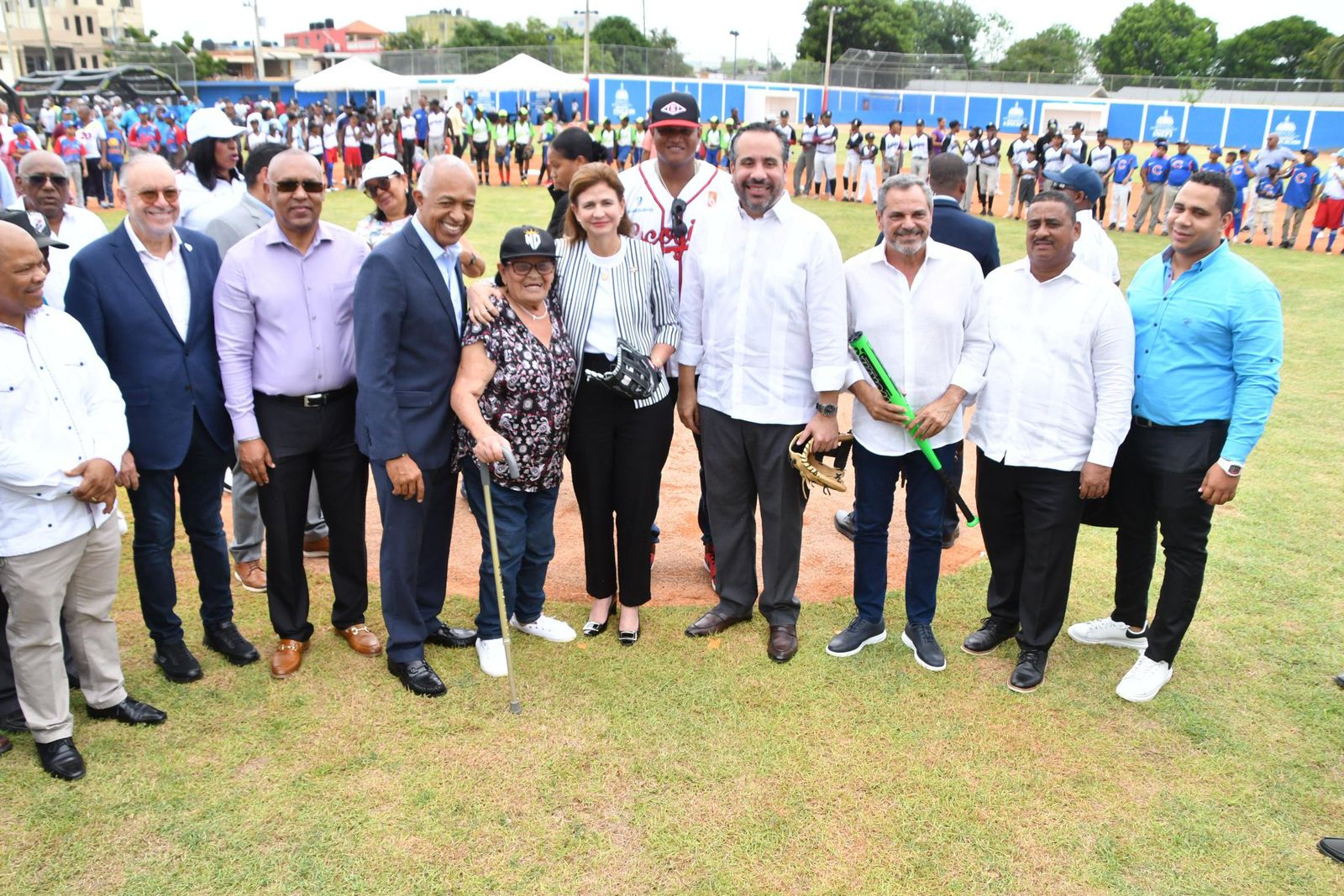 Vicepresidenta Raquel Peña inaugura complejo deportivo en Los Mina ...