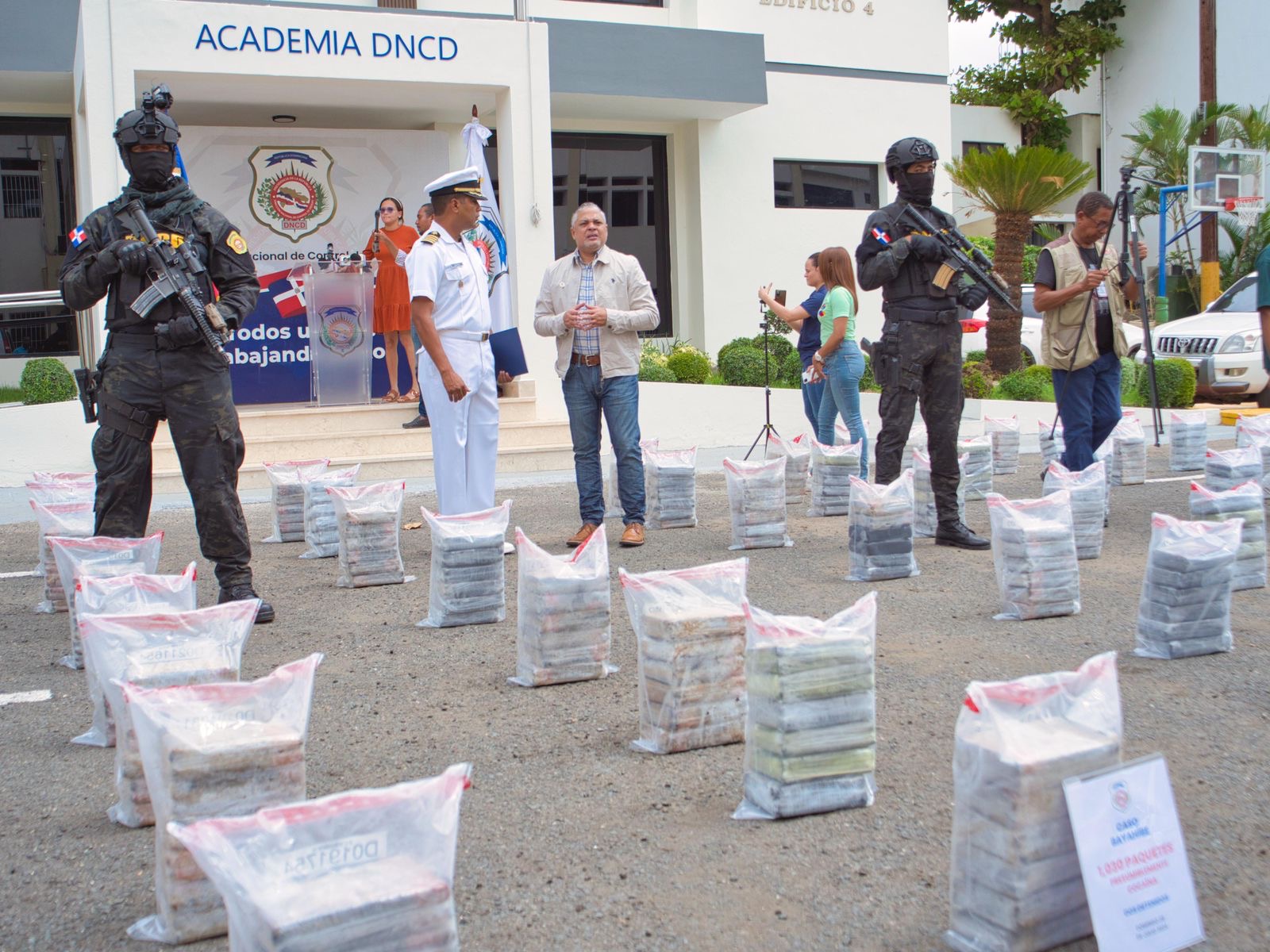 Asestan otro contundente golpe al narcotráfico; apresan dos y confiscan ...
