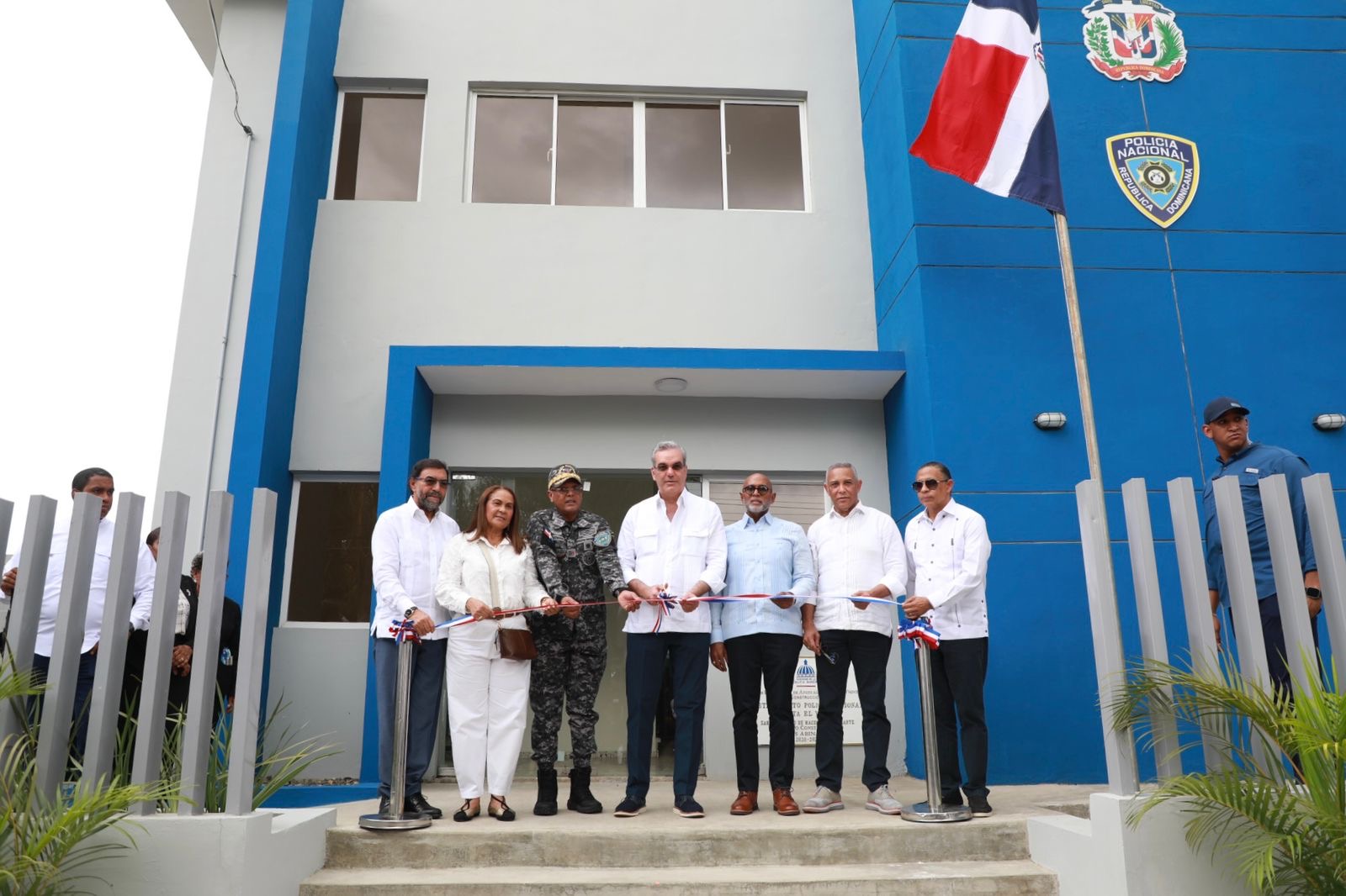 Presidente Abinader inaugura proyecto habitacional Santa Ana y ...