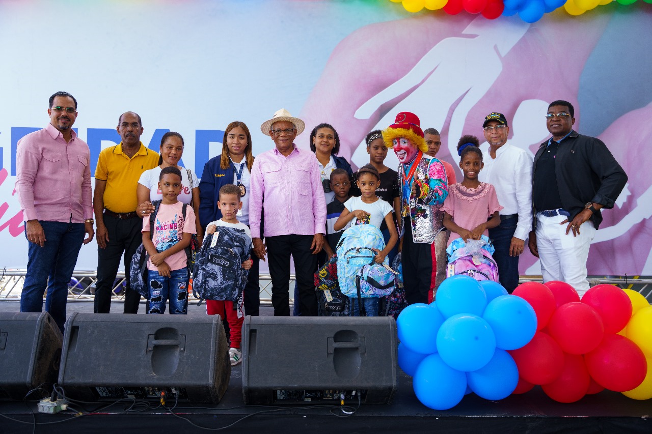 Dirección General de Migración entrega útiles escolares a hijos de ...