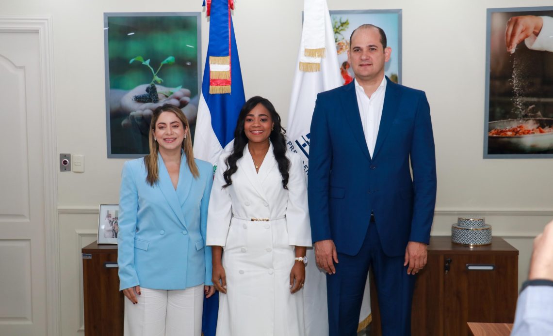 Juramentan a Yasiris Sánchez como subdirectora del programa Supérate ...