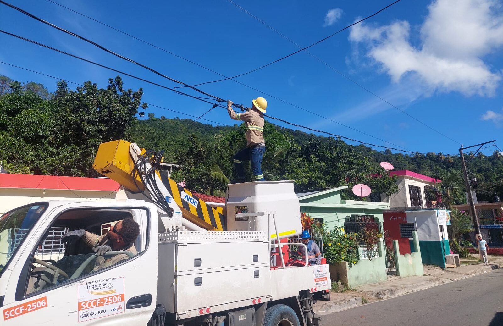 Edesur mejora voltaje en comunidades de San Cristóbal con una inversión ...