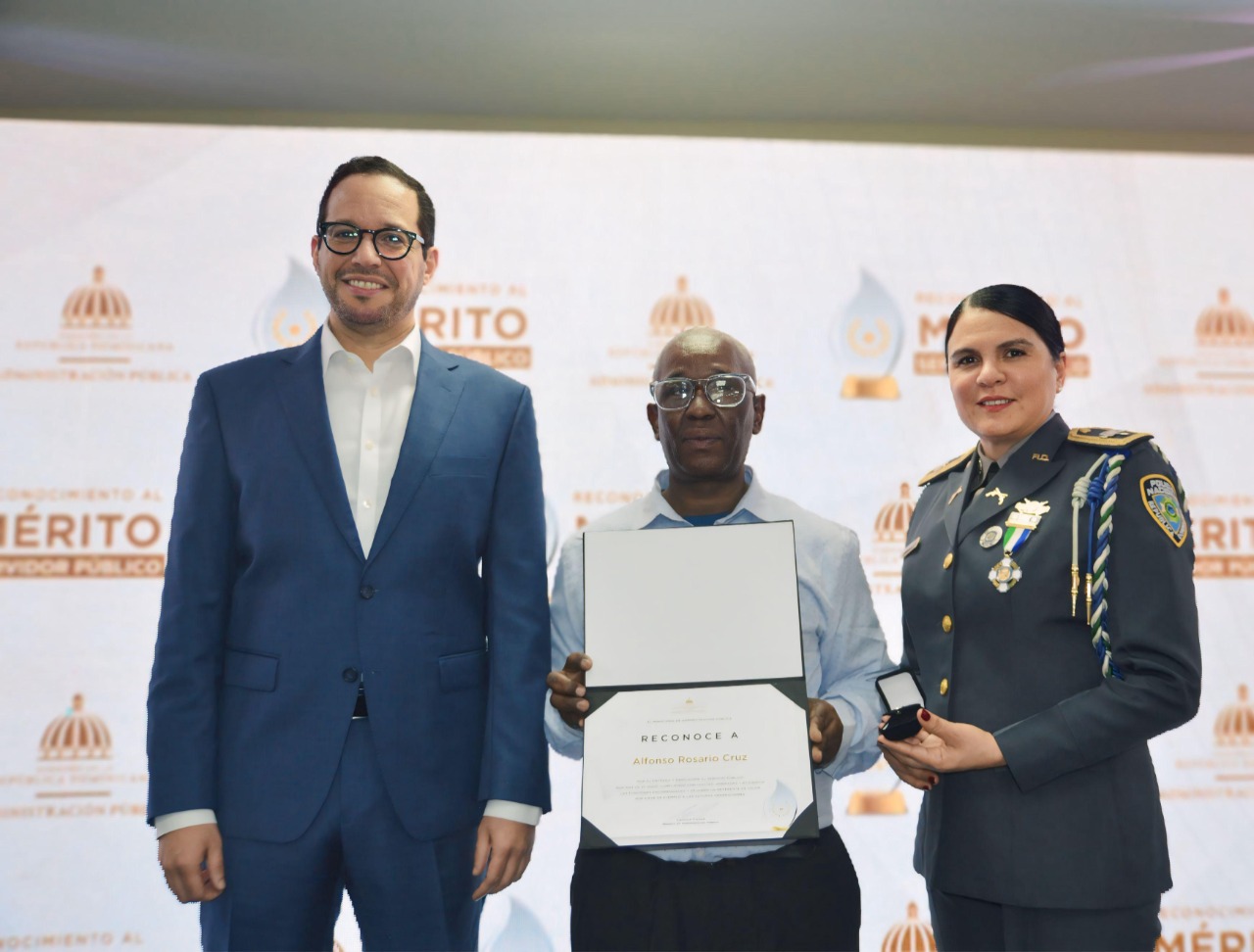 MAP reconoce empleado de la DGM por su dedicación y trayectoria labora ...