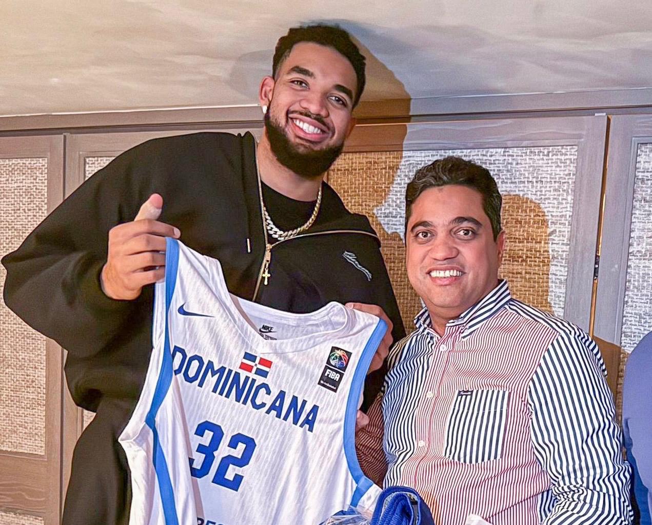 Ministro Kelvin Cruz y la súper estrella de la NBA Karl Anthony Town ...