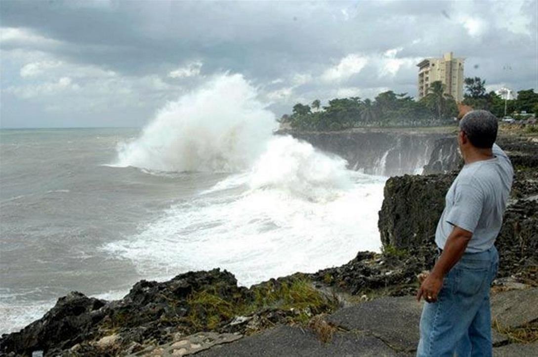 Oleaje peligroso en las costas del país y lluvias dispersas por débil vaguada y vientos ...