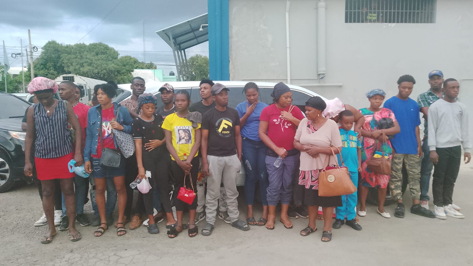Migración apresa a 36 nacionales haitianos escondidos en dos jeeps ...