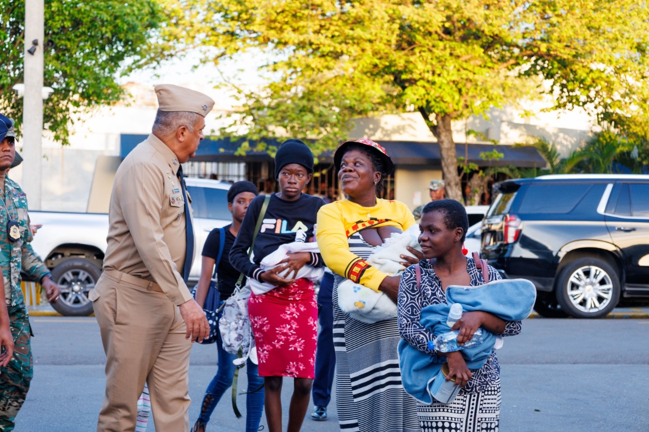 Lee Ballester supervisa repatriación parturientas haitianas para ...