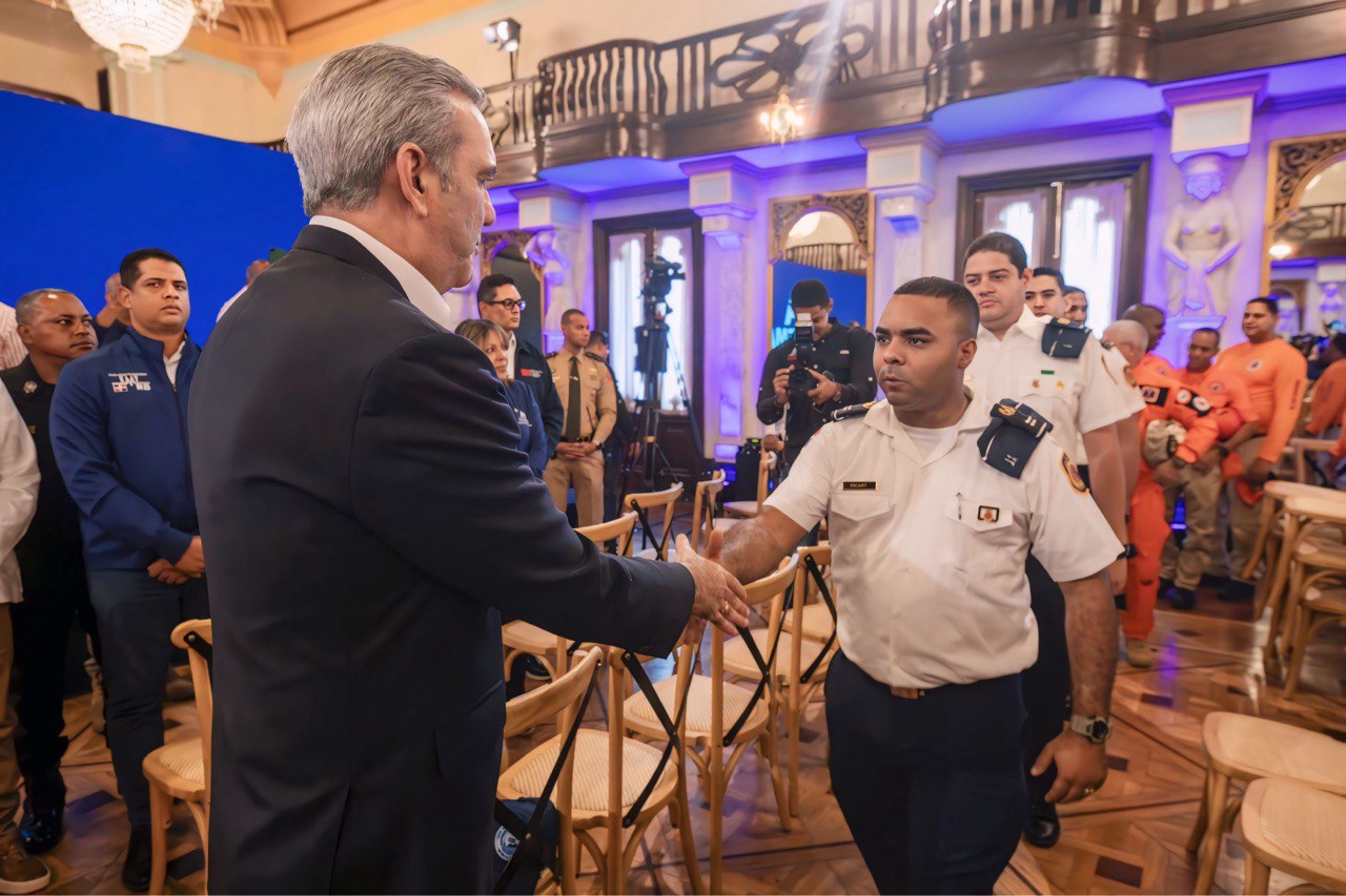 Presidente Abinader reconoce a 565 rescatistas por labor en tragedia ...