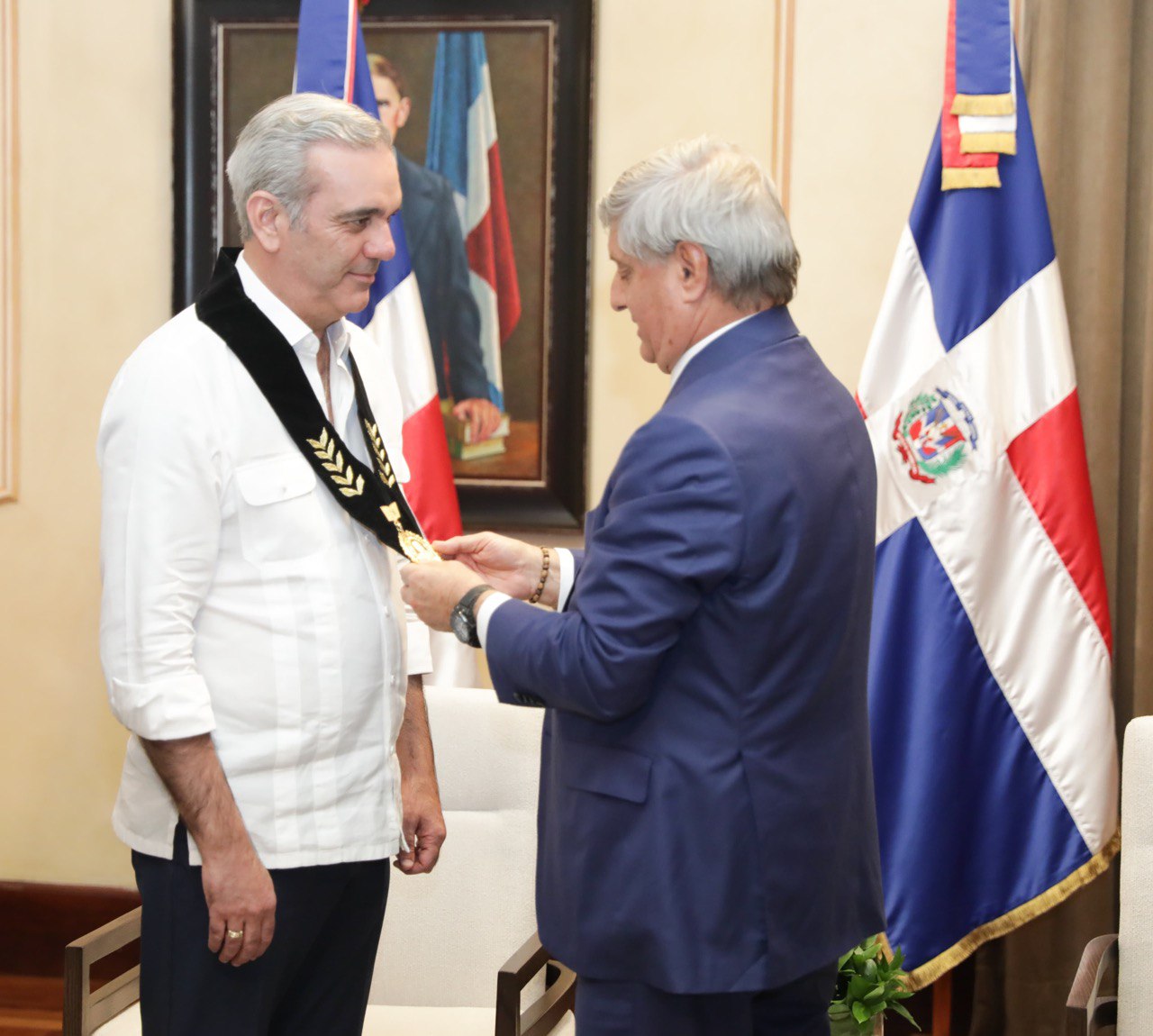 Presidente Abinader recibe Medalla de Valores Democráticos Fernando ...