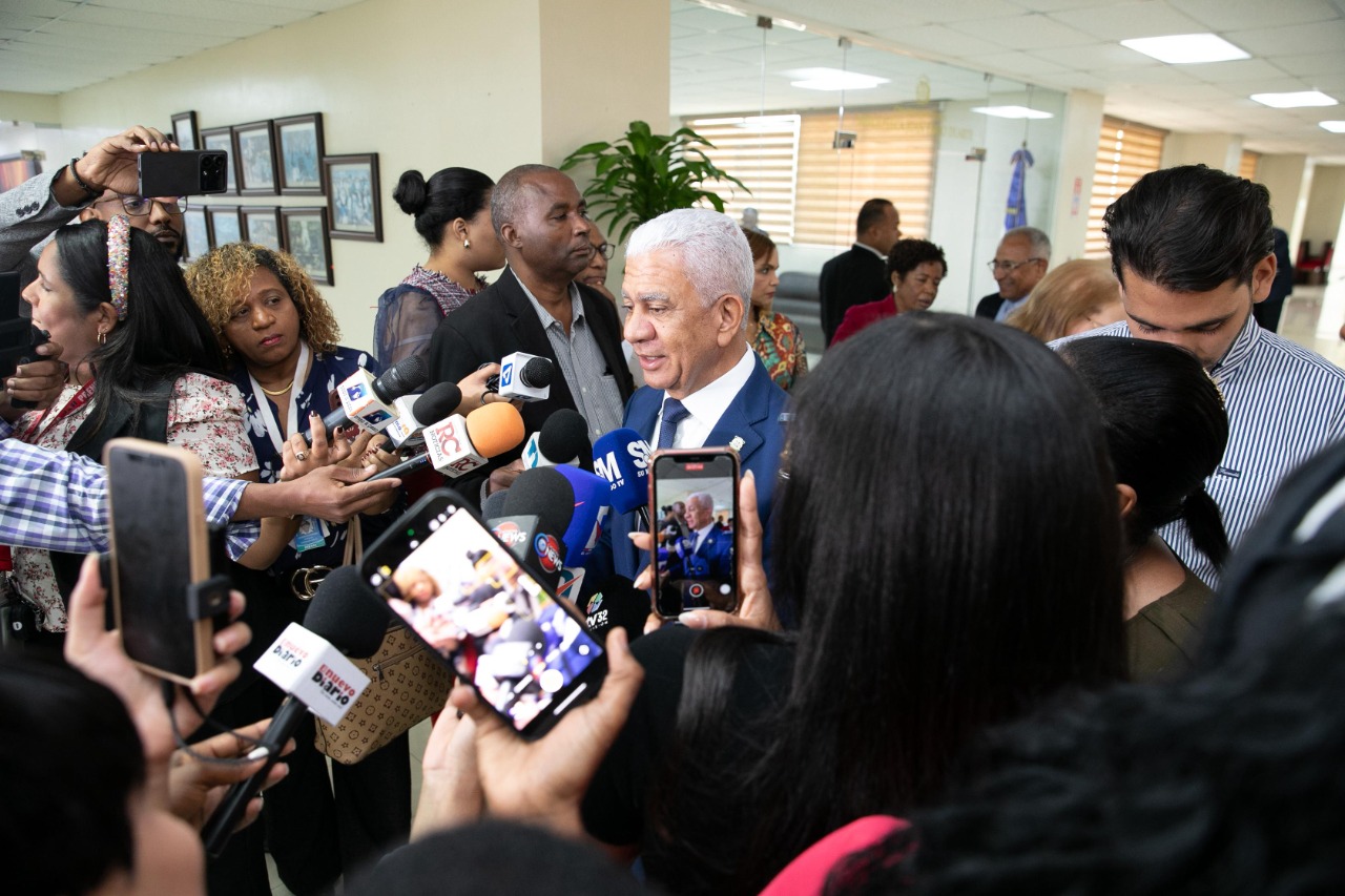 Presidente del Senado, Ricardo de los Santos, rechaza inicio de campaña política a destiempo ...