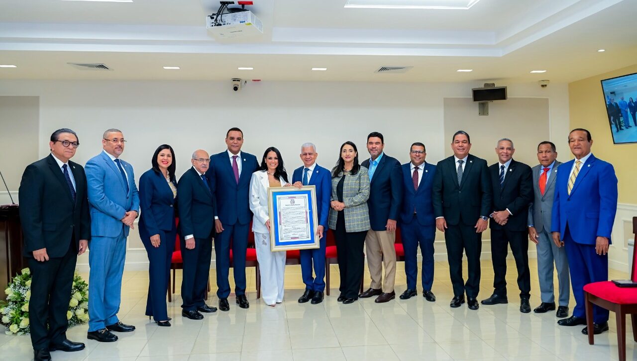 Senado reconoce actriz y presentadora Celinés Toribio por sus 30 años ...