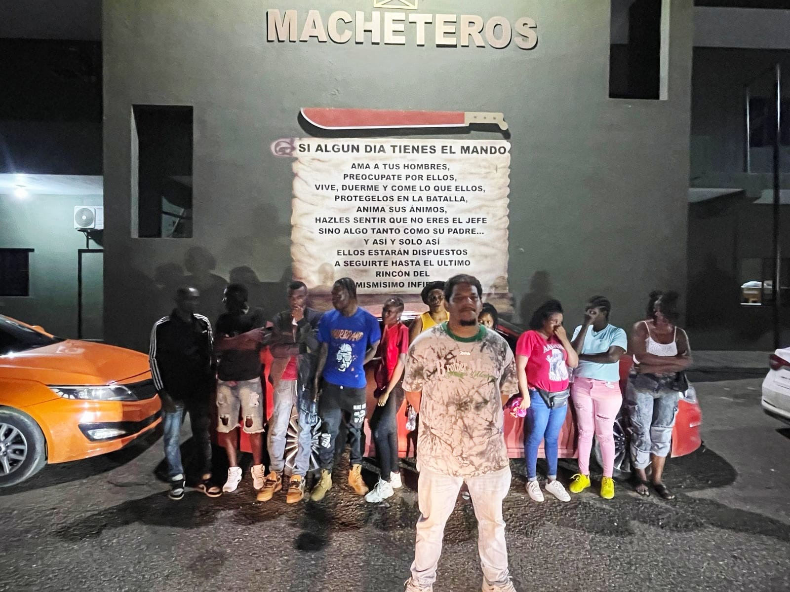 Ejército intercepta tres vehículos con 34 indocumentados en Mao ...