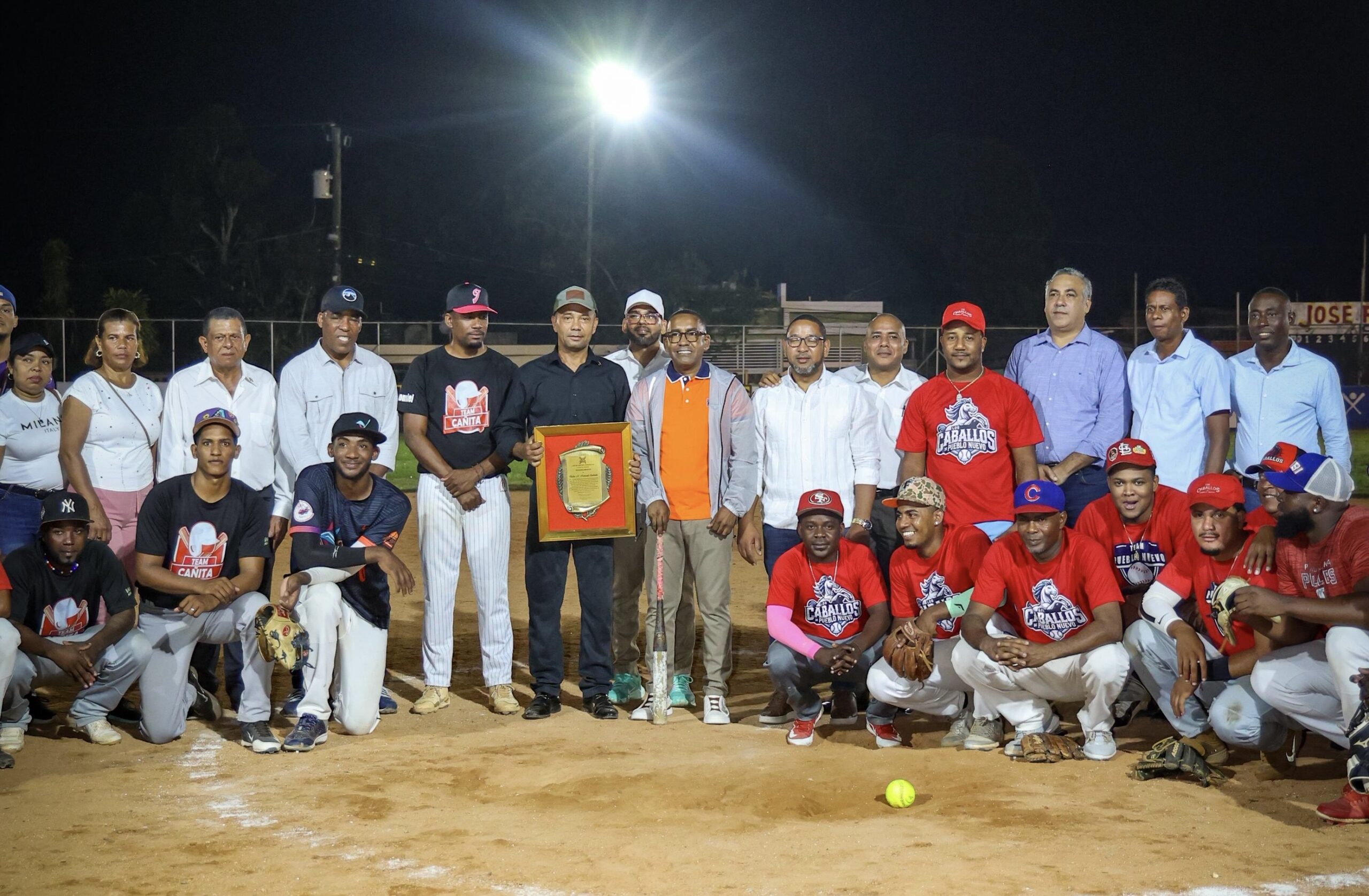 Reconocen a Víctor Pichardo por su apoyo al deporte en Monte Plata ...